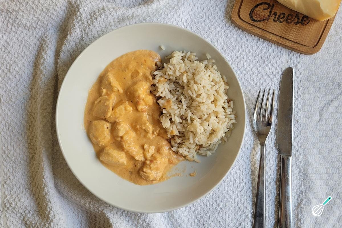 Strogonoff de Frango Cremoso com Queijo Fácil - Receitas Práticas